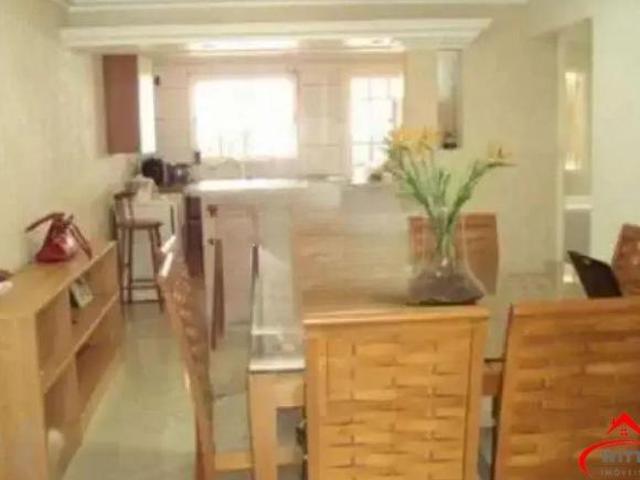 Casa com 3 suítes e pátio amplo no Jardim Itú em Porto Alegre