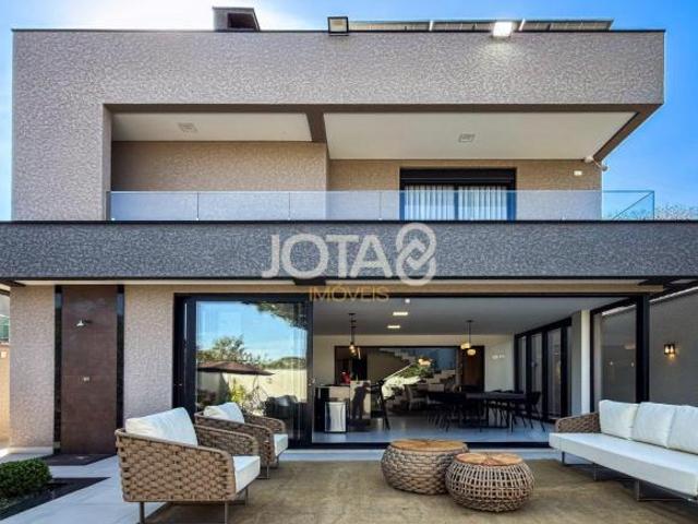 CASA COM 3 SÚITES E PISCINA!