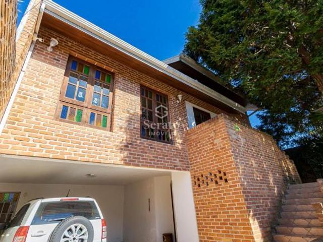 Casa com 3 suítes e piscina