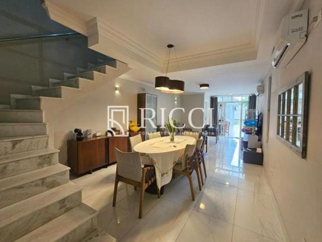 Casa com 3 suítes e piscina à venda no Marapé, Santos