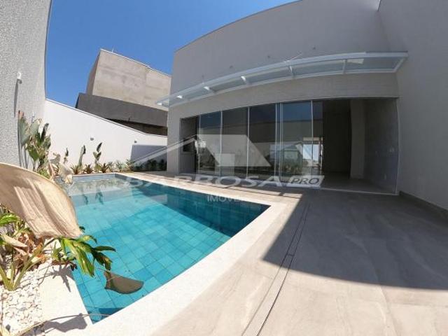 Casa com 3 suítes e piscina á no Condomínio Del Fiore