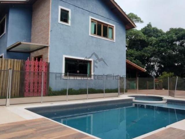 Casa com 3 suítes e piscina em condomínio fechado na Serra da Cantareira