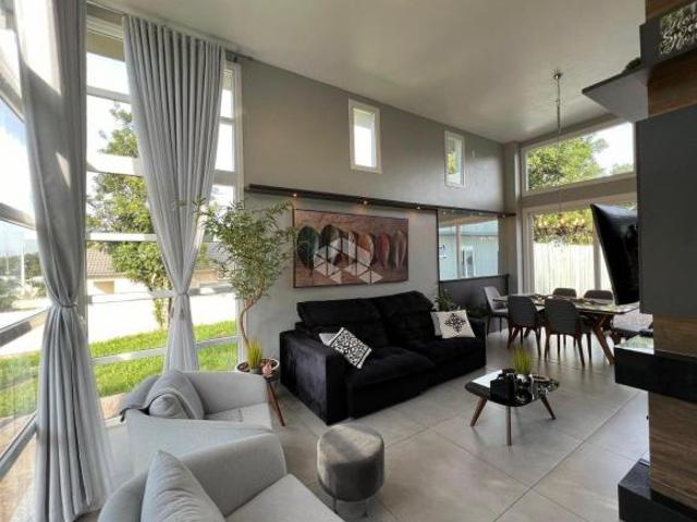 Casa com 3 suites e Piscina no Bairro Country