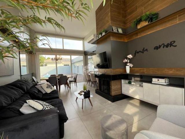 Casa com 3 suites e Piscina no Bairro Country
