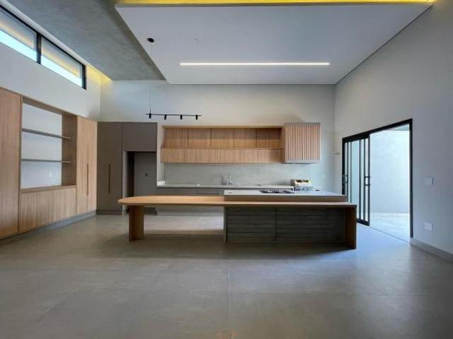 Casa com 3 suítes e um belíssimo acabamento em móveis planejados, piscina e fire place