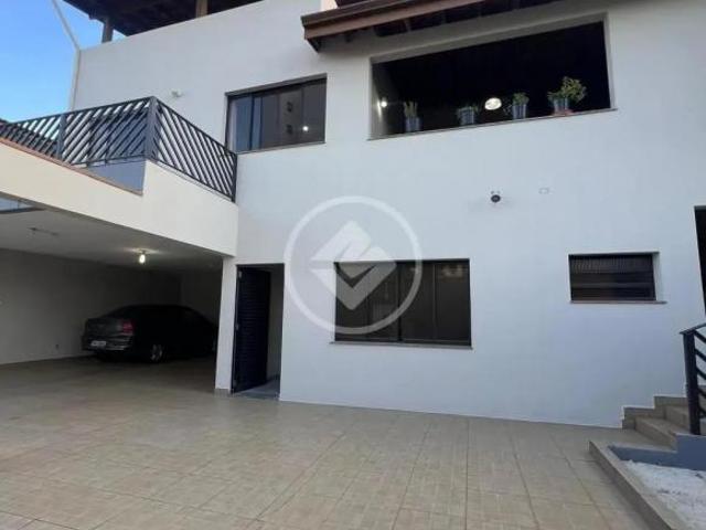 Casa com 3 suítes, edícula e garagem para até 4 carros localizada no Jd. Paulista