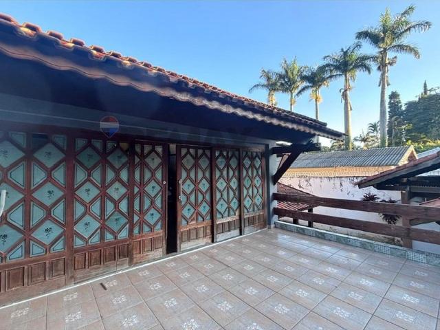 Casa com 3 Suítes, Edícula, Salão e Garagem para 5 Carros em Poá