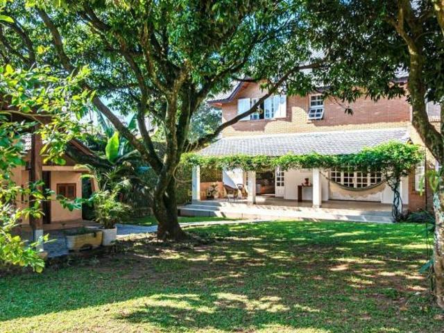 Casa com 3 suítes, escritório e muito jardim, próximo da Chácara Flora