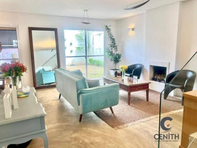 Casa com 3 suítes, living integrado, espaçosa e aconchegante Granja Viana