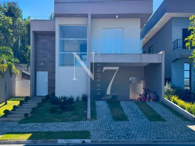 Casa com 3 Suítes, Móveis planejados, Piscina em Condomínio Fechado !