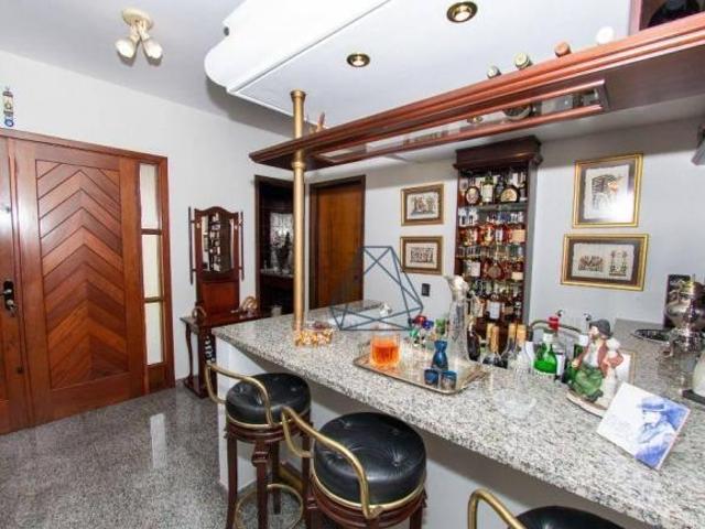 Casa com 3 suítes no Batel!