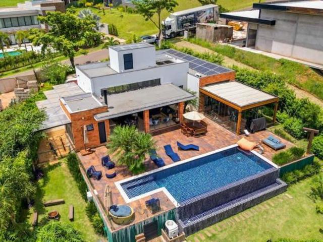 Casa com 3 suítes no condomínio FAZENDA SERRAZUL I por R$ 3.900.000
