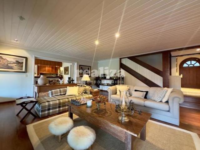 CASA COM 3 SUÍTES NO LAJE DE PEDRA
