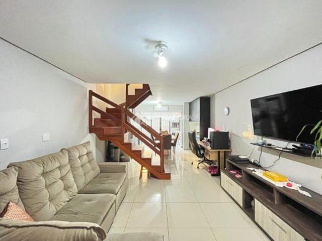 Casa com 3 suítes, pátio e terraço no bairro Guarujá