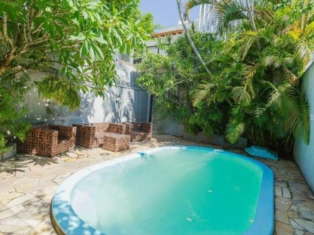 Casa com 3 Suítes, Piscina e Lazer Completo em Rua Calma