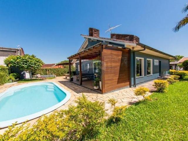 Casa com 3 Suítes, Piscina e Terreno Amplo em Bairro Tranquilo