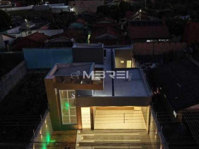 Casa com 3 suítes plenas, sozinha no lote, 4 vagas de garagem, próximo à Avenida Igualdade