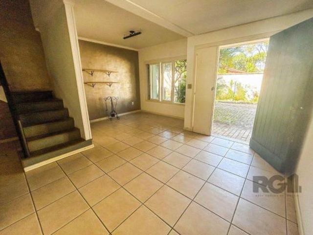 CASA COM 3 SUITS, 2 VAGAS COBERTAS EM CONDOMINIO FECHADO A 50m DA ORLA DE IPANEMA