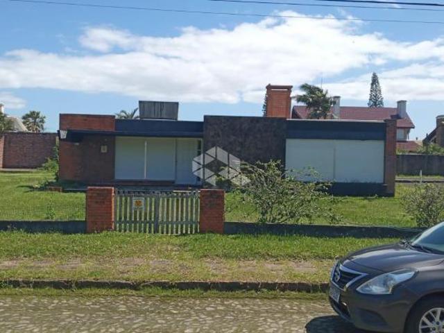 Casa com 3 terrenos no coração de Atlântida