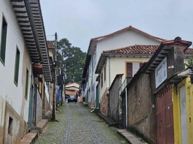 Casa com 3 unidades e 4 vagas no Centro Histórico de Ouro Preto