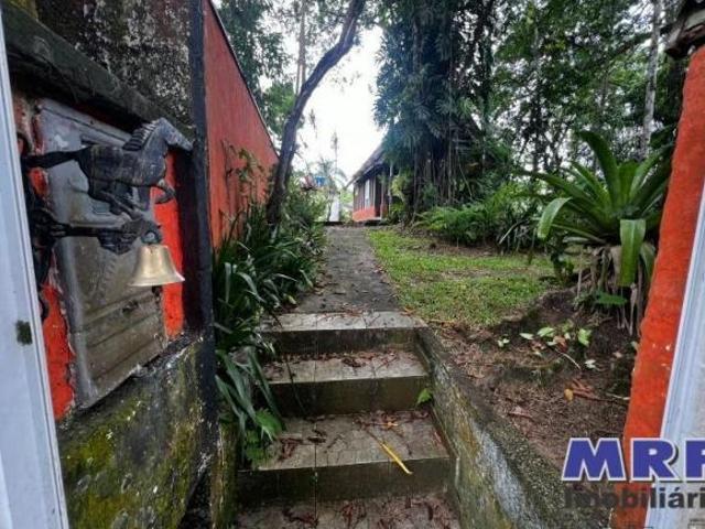 Casa com terreno amplo no bairro do Sertão da Quina próximo as cachoeiras e a Praia da Maranduba em