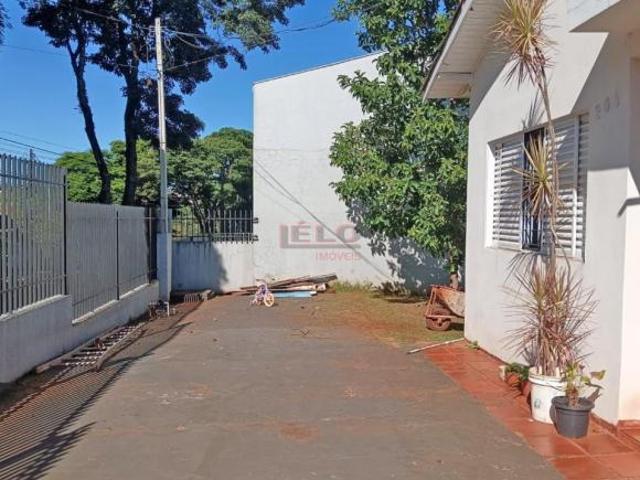Casa com terreno Amplo, oportunidade para construir.