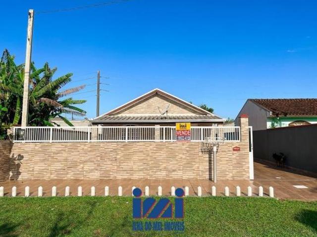 Casa com terreno amplo à venda na praia