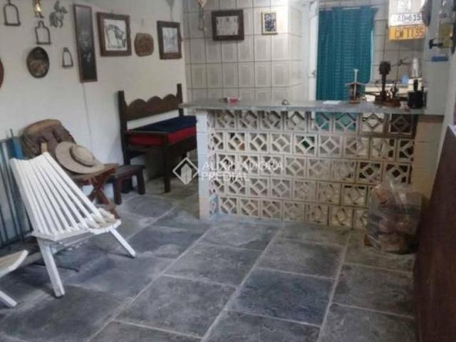 Casa com Terreno Amplo de 300 m² na Restinga 2 Dormitórios e Área de Lazer