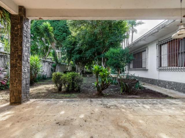 Casa com terreno amplo em rua tranquila