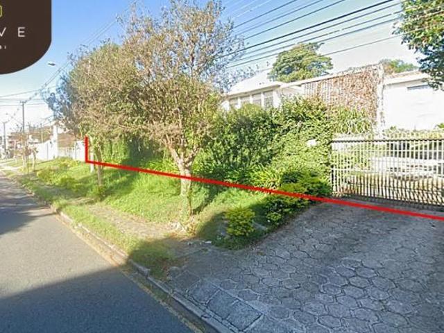 Casa com terreno de 1.461m², ideal para investidores e construtoras, localizada no bairro Parolin