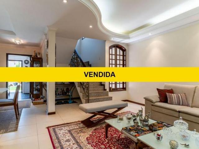 CASA COM TERRENO DE 202,50 m2 E 341 m2 DE ÁREA CONTRUÍDA ÁREA DE LAZER