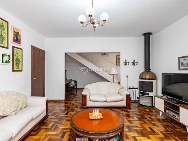 CASA COM TERRENO DE 637 m2 ZR4 NO ÁGUA VERDE