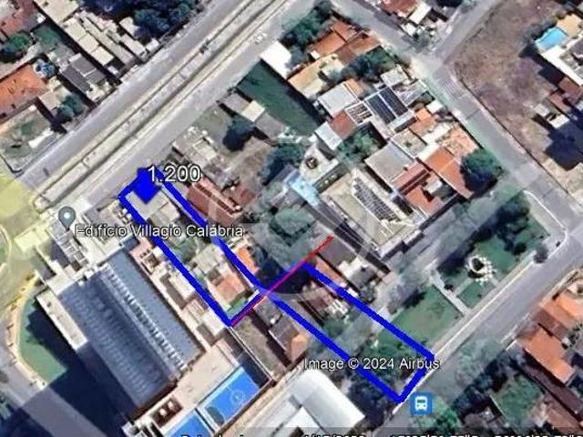 Casa com terreno em excelente localização com 1800m2 de terreno com acesso por duas ruas