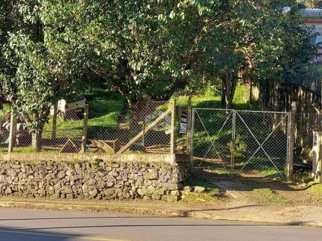 Casa com terreno espaçoso em área rural, totalmente cercada, oferecendo muita privacidade e contato