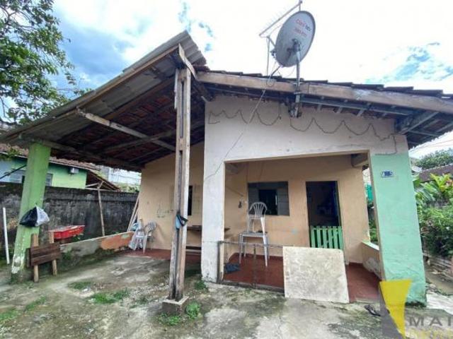 CASA COM TERRENO GRANDE NA REGIÃO CENTRAL