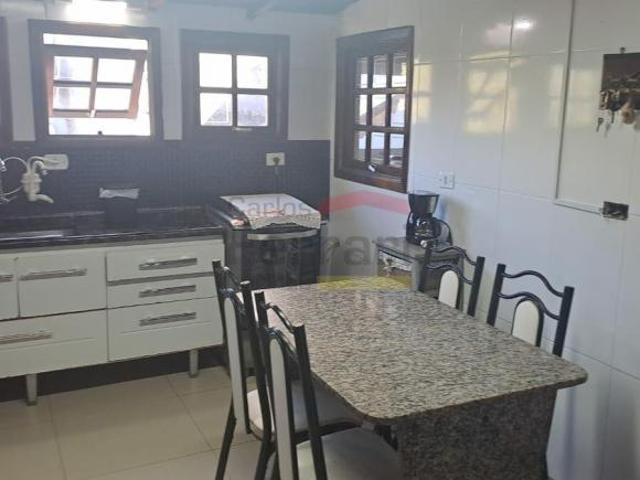 Casa com tres andares,com saloes para costura
