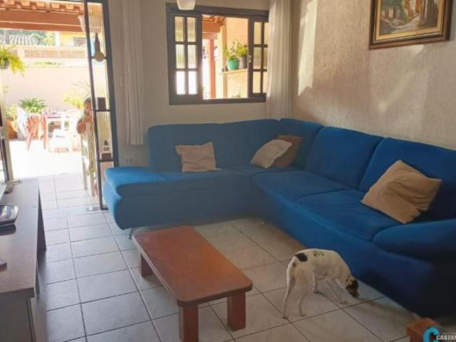 Casa com três dormitórios, de esquina e banhada pelo sol!