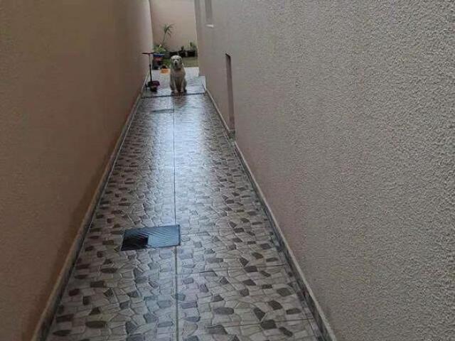 CASA COM TRÊS DORMITÓRIOS E DUAS VAGAS EM JANDIRA JARDIM ANA CRISTINA