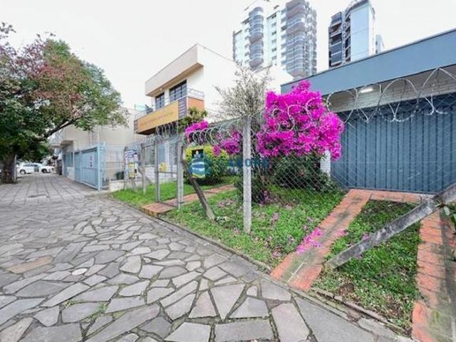 Casa com três dormitórios em São Pelegrino