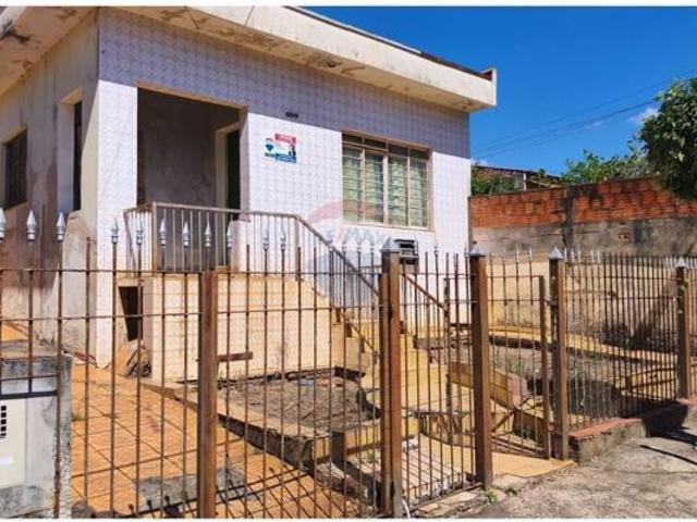 CASA COM TRÊS DORMITÓRIOS