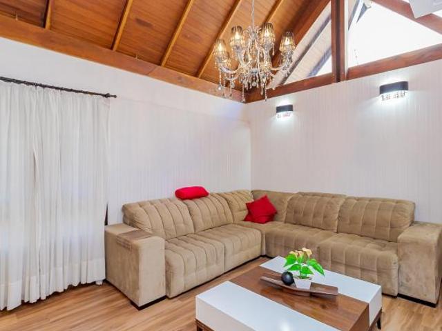 CASA COM TRÊS PAVIMENTO, ESPAÇO GOURMET E PISCINA