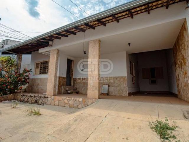Casa com três quartos e salas comerciais no bairro Jardim Cuiabá
