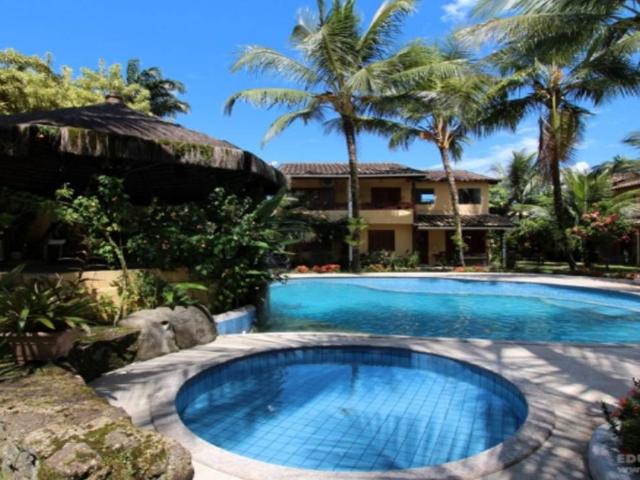 Casa com três quartos em condomínio com piscina