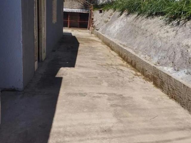 CASA COM TRÊS QUARTOS EM VALPARAÍSO DE GOIÁS