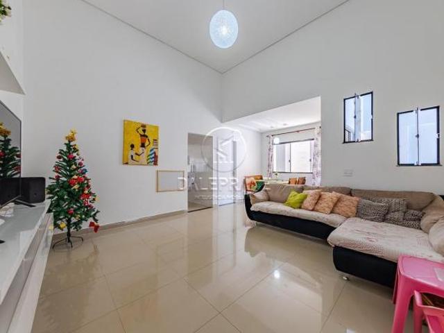 CASA COM TRÊS QUARTOS EM VICENTE PIRES PROXIMO À RUA 10
