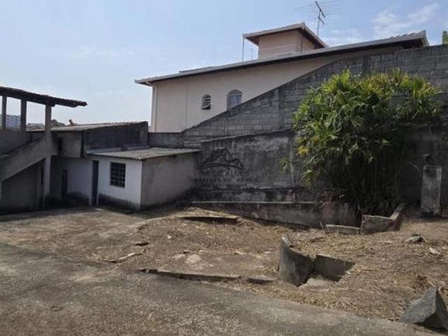 CASA COM TRÊS QUARTOS NO BAIRRO ESPÍRITO SANTO EM BETIM
