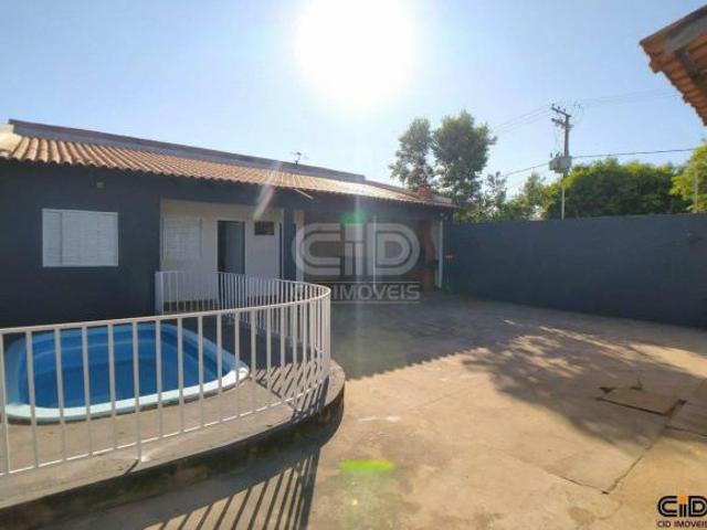 Casa com três quartos no Residencial Santo Antônio