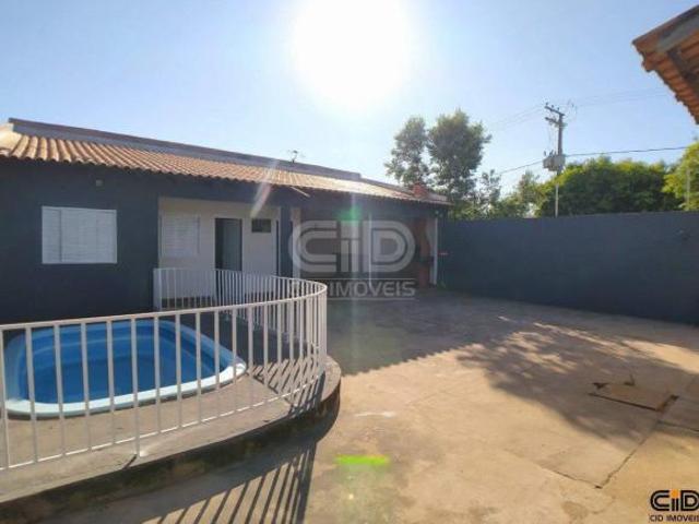 Casa com três quartos no Residencial Santo Antônio