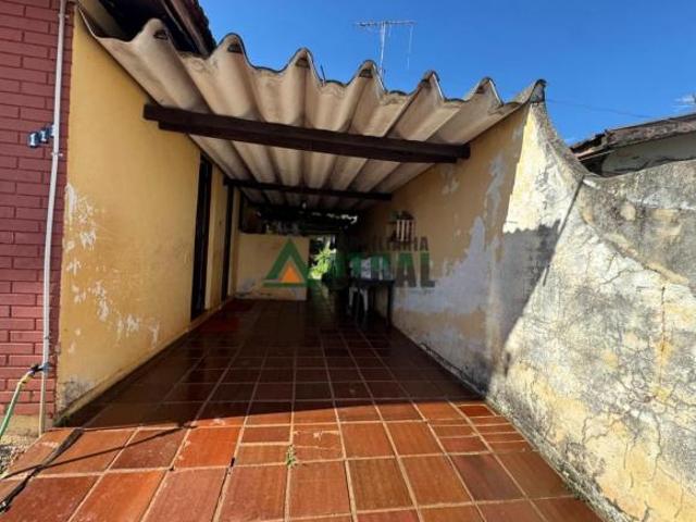 CASA COM TRÊS QUARTOS NA REGIÃO LESTE