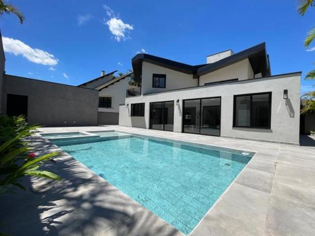 CASA COM TUDO NOVO NO CORAÇÃO DE ALPHAVILLE